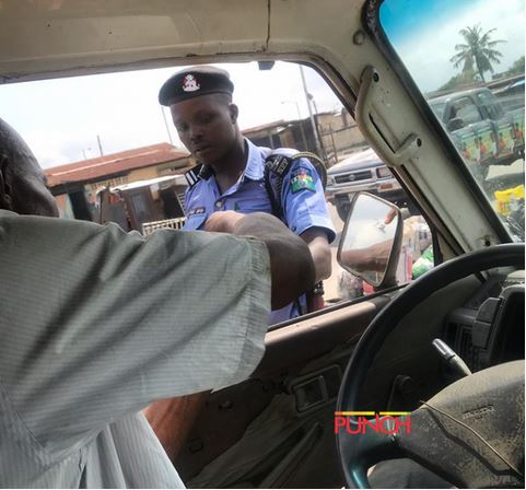 Police Officer Caught On Camera Collecting Bribe In Lagos (Photos ...